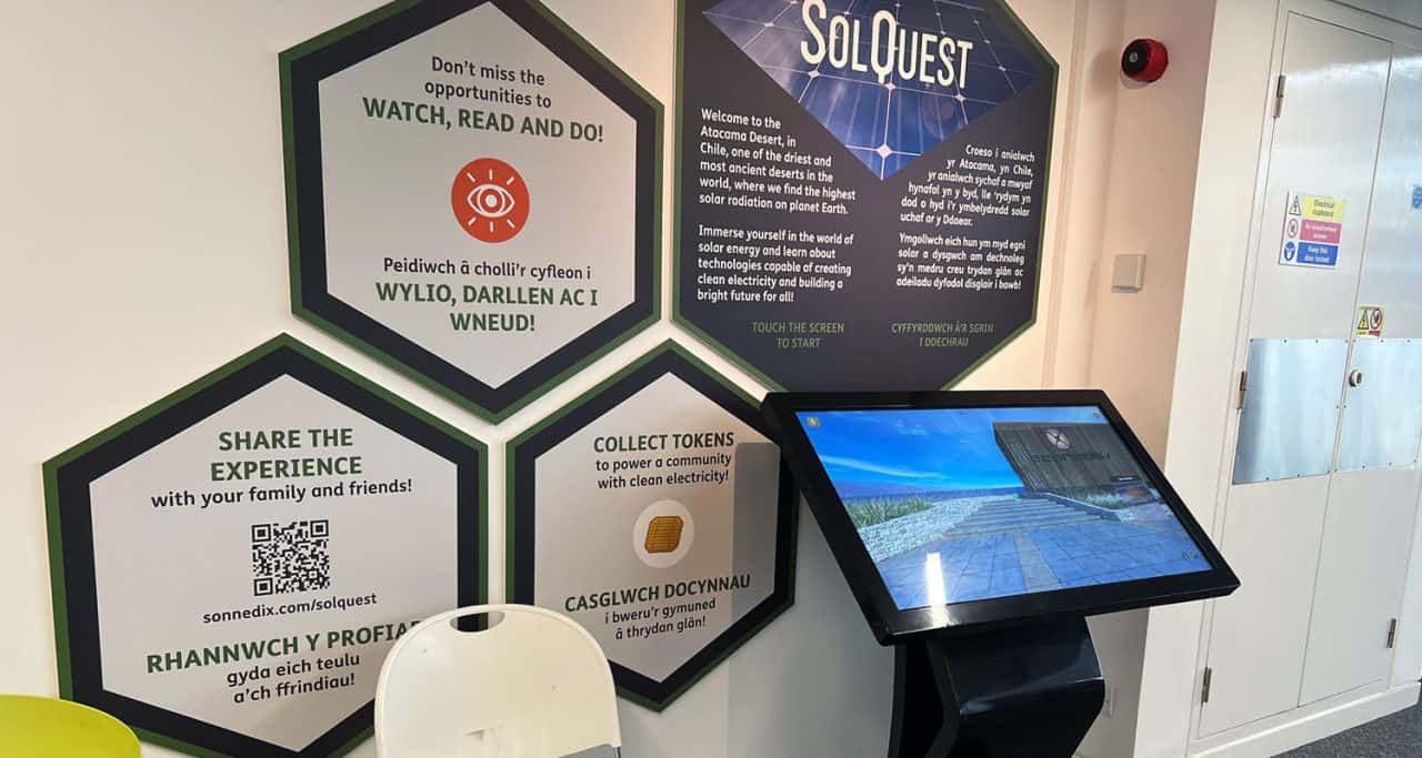 43″ Freestanding Kiosk – Techniquest - blackbox-av